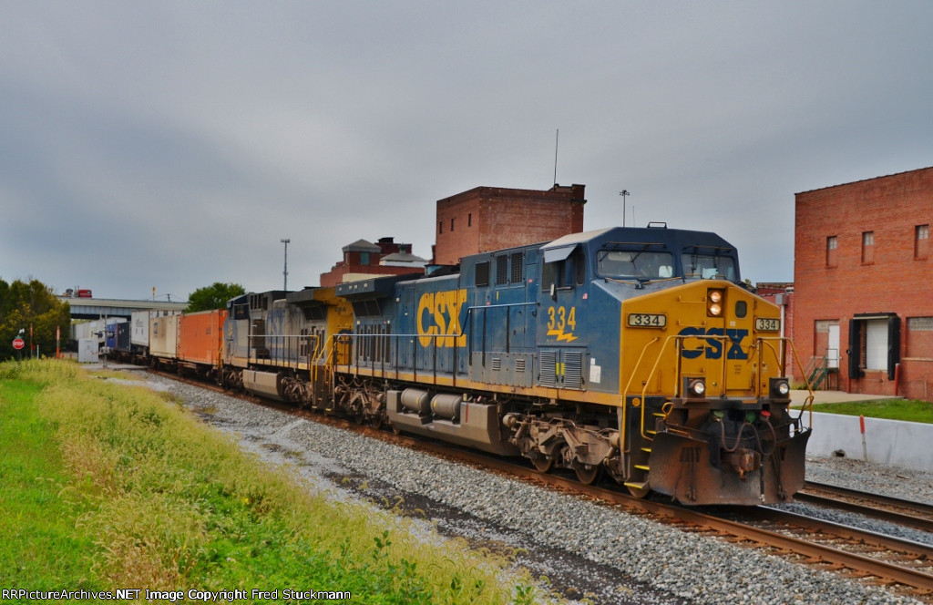CSX 334 motors 016 east.